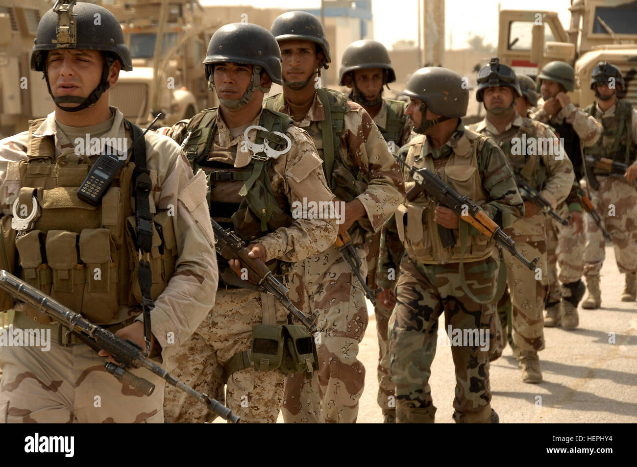 Iraqi soldiers from the 4th Battalion, 22nd Brigade, 6th Iraqi Army ...