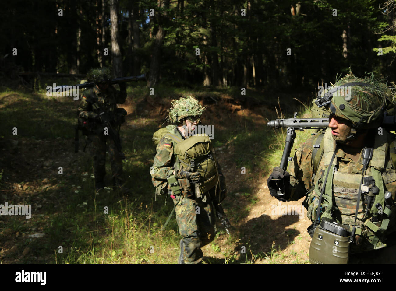 German soldiers of 6th Paratrooper Company, 31st Paratrooper Regiment ...