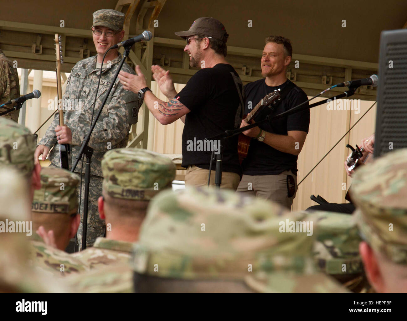 Country singer Craig Morgan leads a round of applause for Sgt. Mark ...