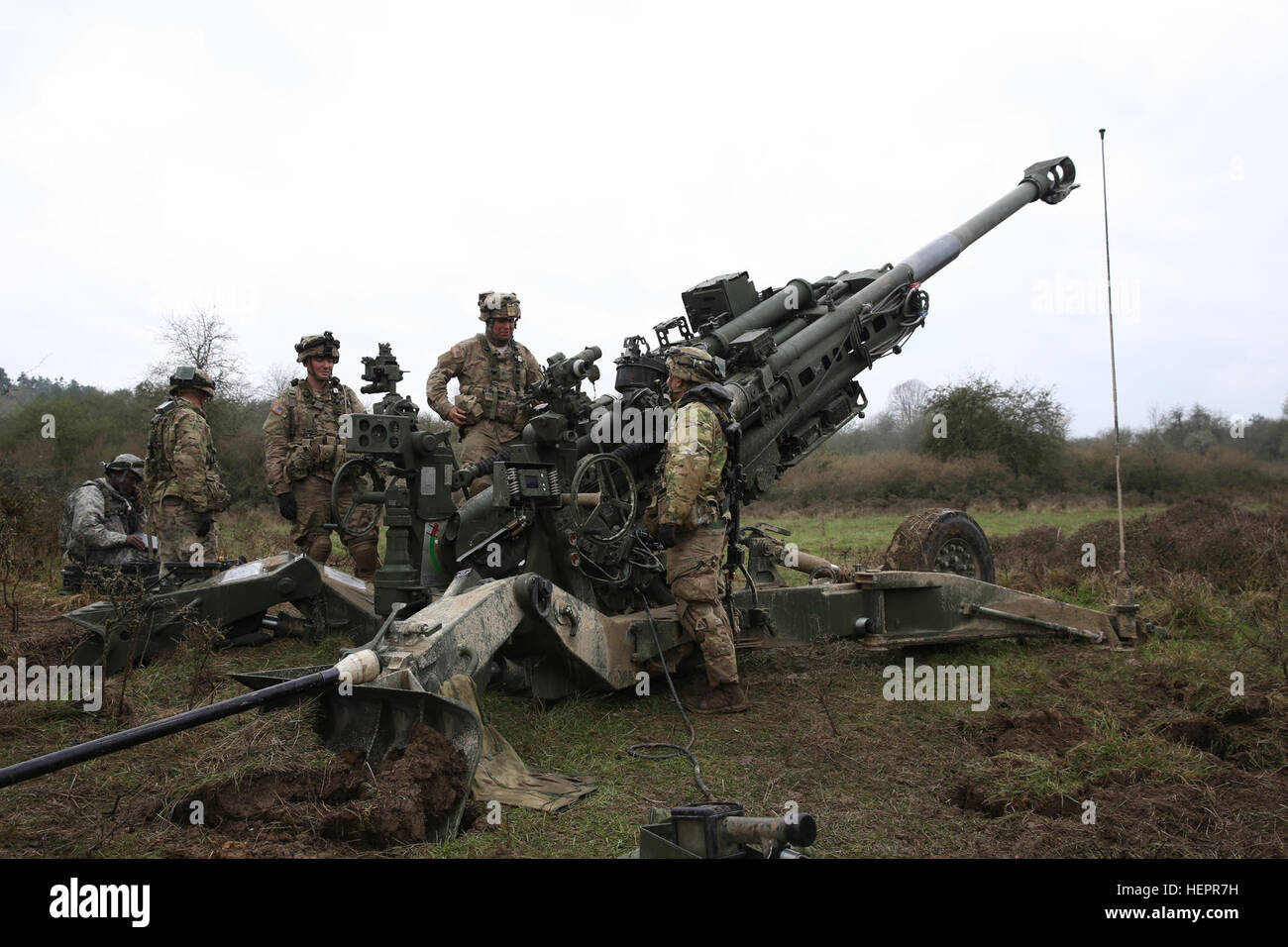 U.S. Soldiers of 4th Battalion, 319th Airborne Field Artillery Regiment ...
