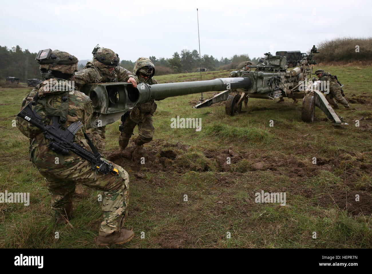 U.S. Soldiers of 4th Battalion, 319th Airborne Field Artillery Regiment ...
