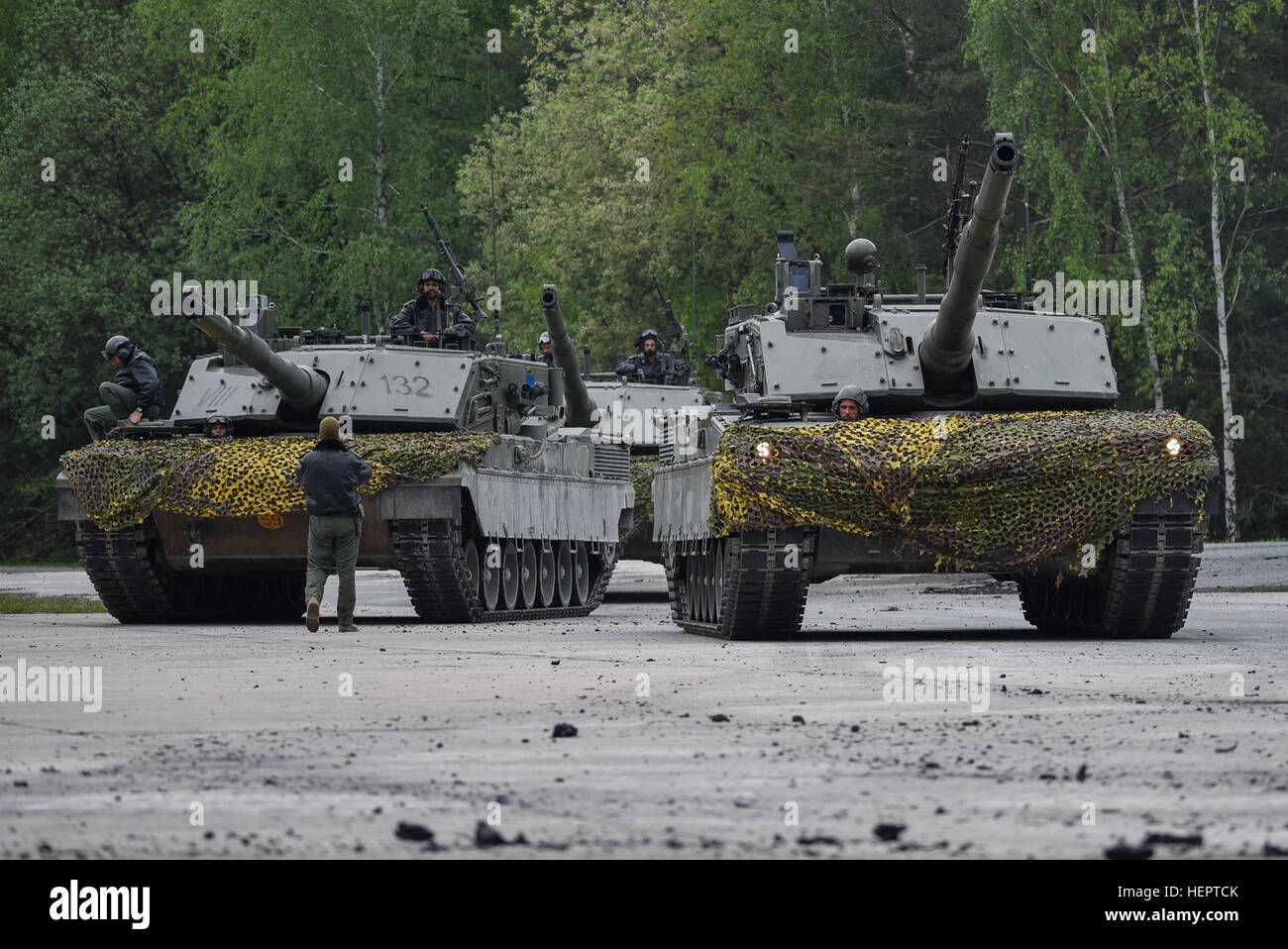 The Italian platoon arrives to the start point with its Ariete tanks ...