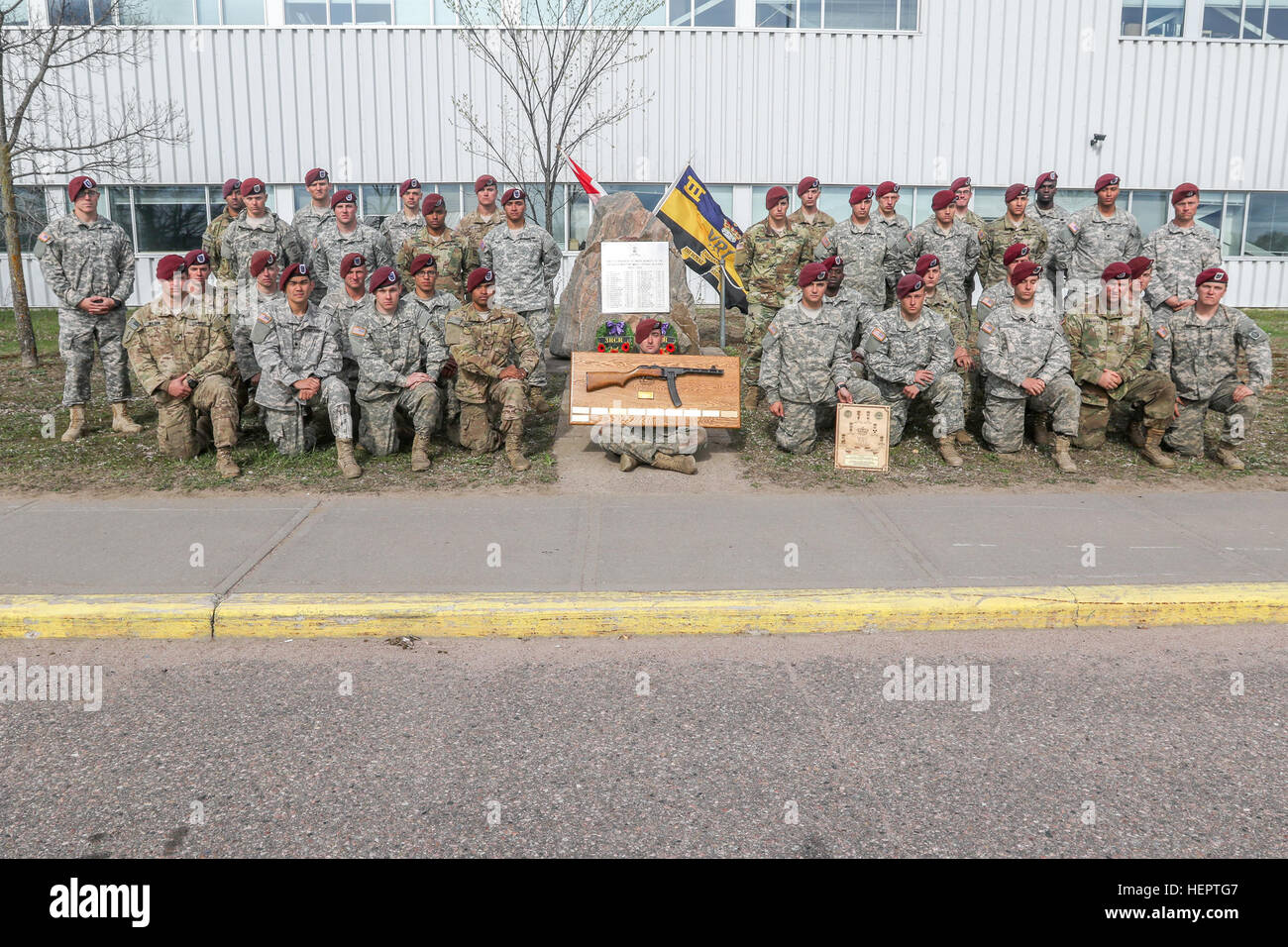 U.S. Army Paratroopers from 2nd Battalion, 325th Airborne Infantry ...