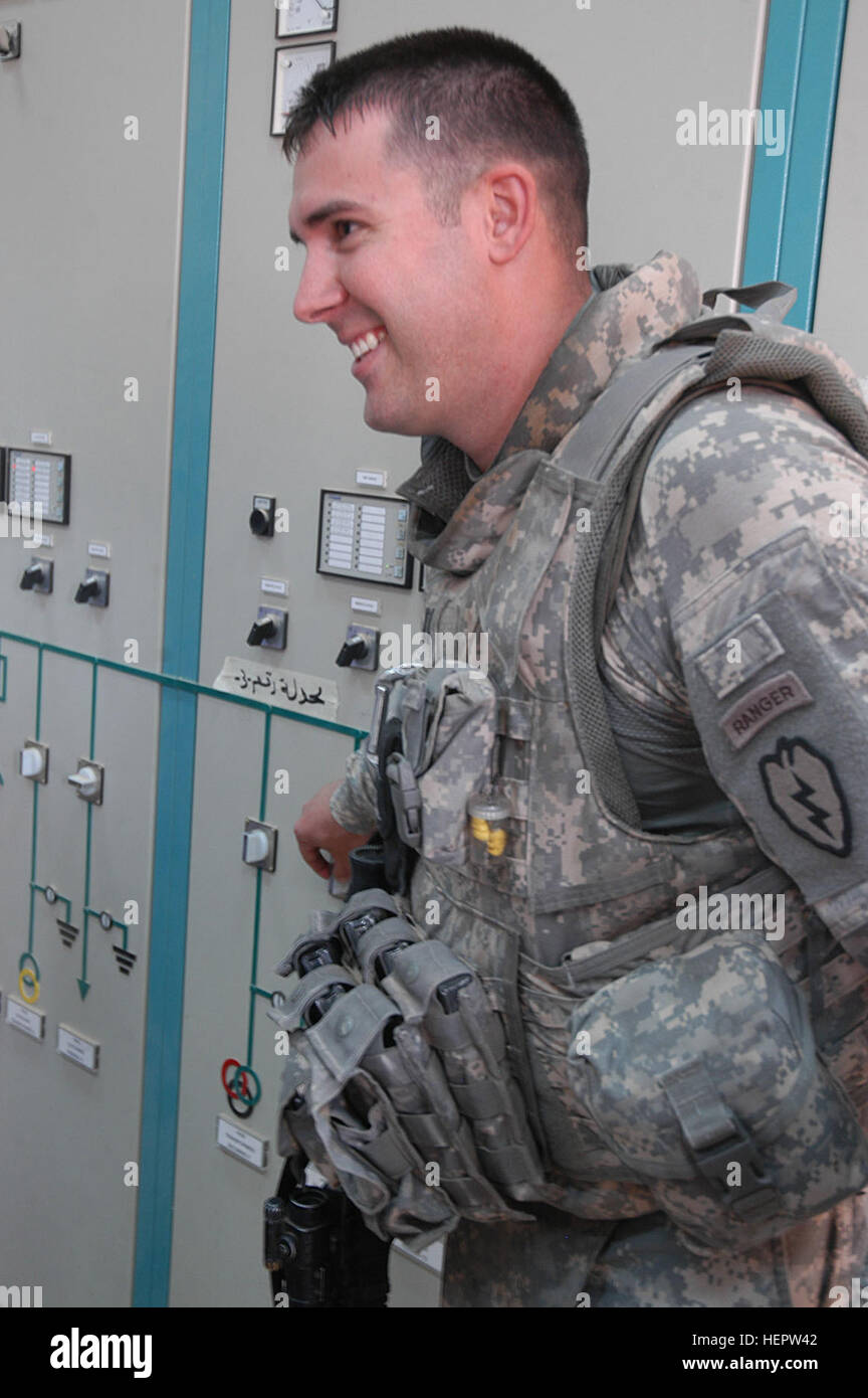 Soldiers work to power Sab al Bour 119599 Stock Photo - Alamy
