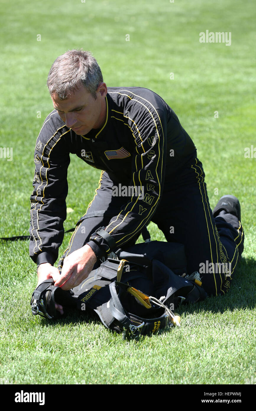 A Soldier from the U.S. Army Golden Knights fixes his parachute ...
