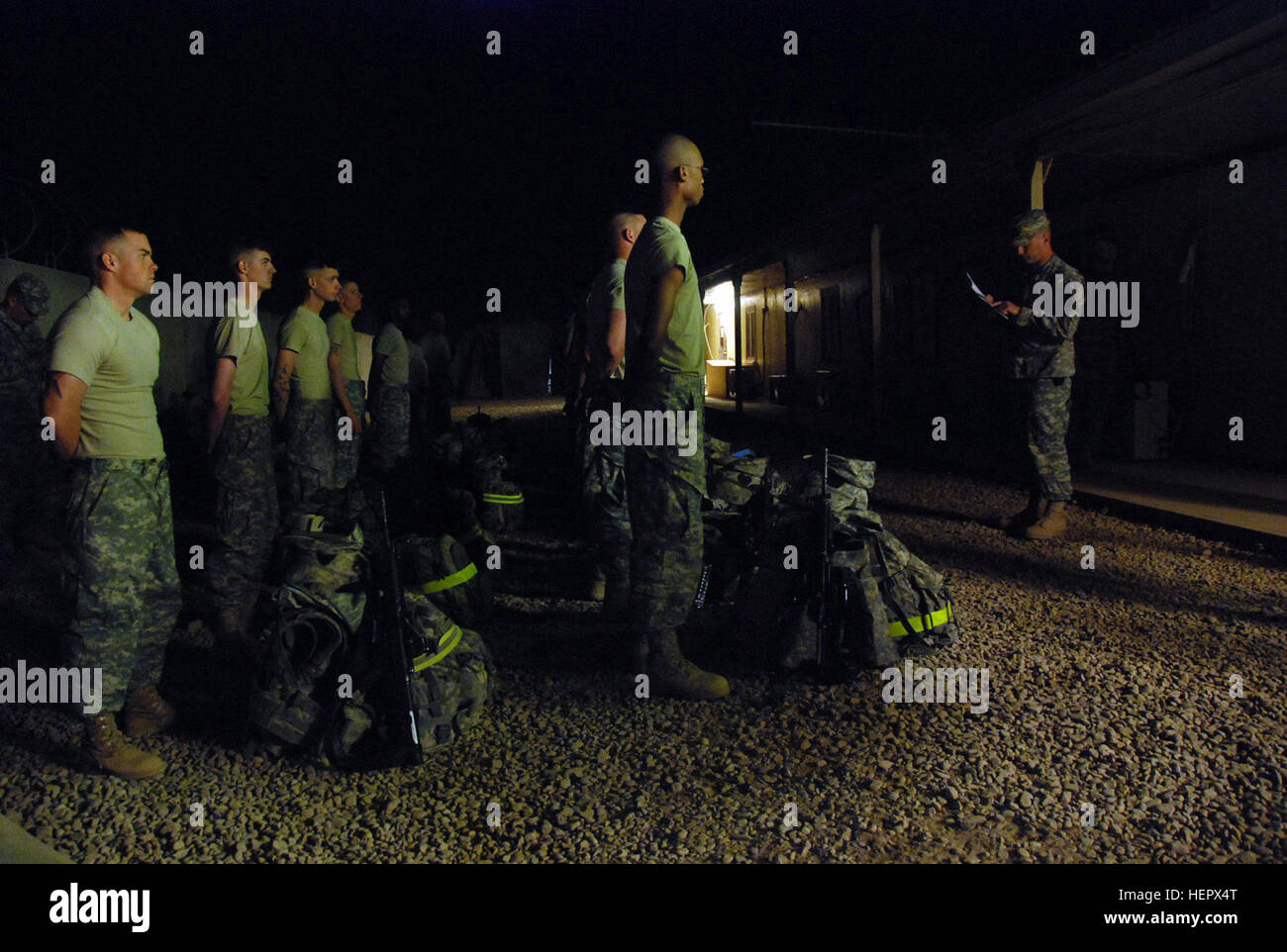 1st Sgt. Plummer briefs Multi-National Division-Baghdad Soldiers prior ...