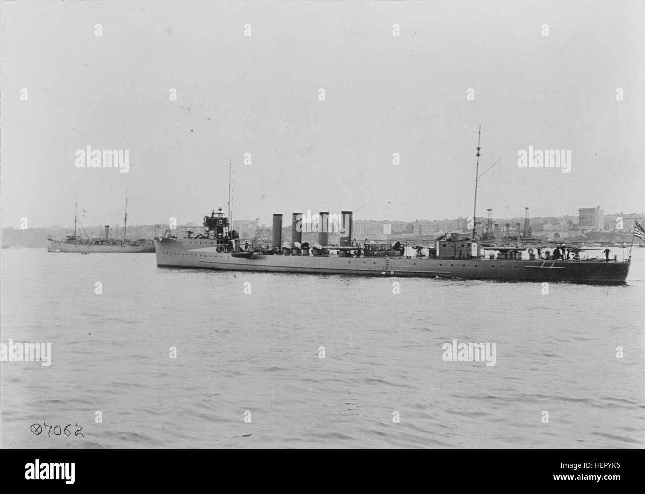 USS Jouett (DD-41), a U.S. Navy destroyer, is anchored in the Hudson ...