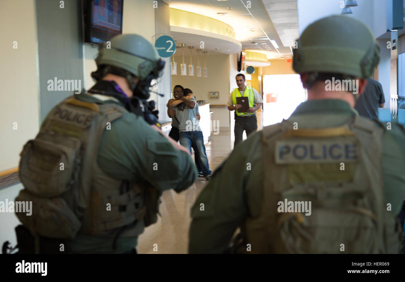 U.S. Soldiers assigned to The Old Guard 289th Military Police Company's ...