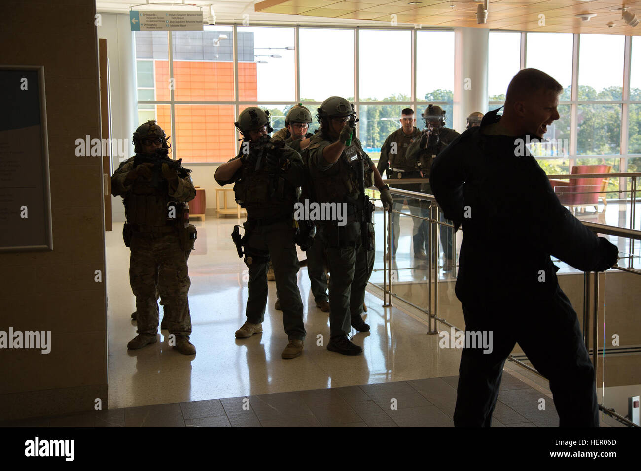 U.S. Soldiers assigned to The Old Guard 289th Military Police Company's ...