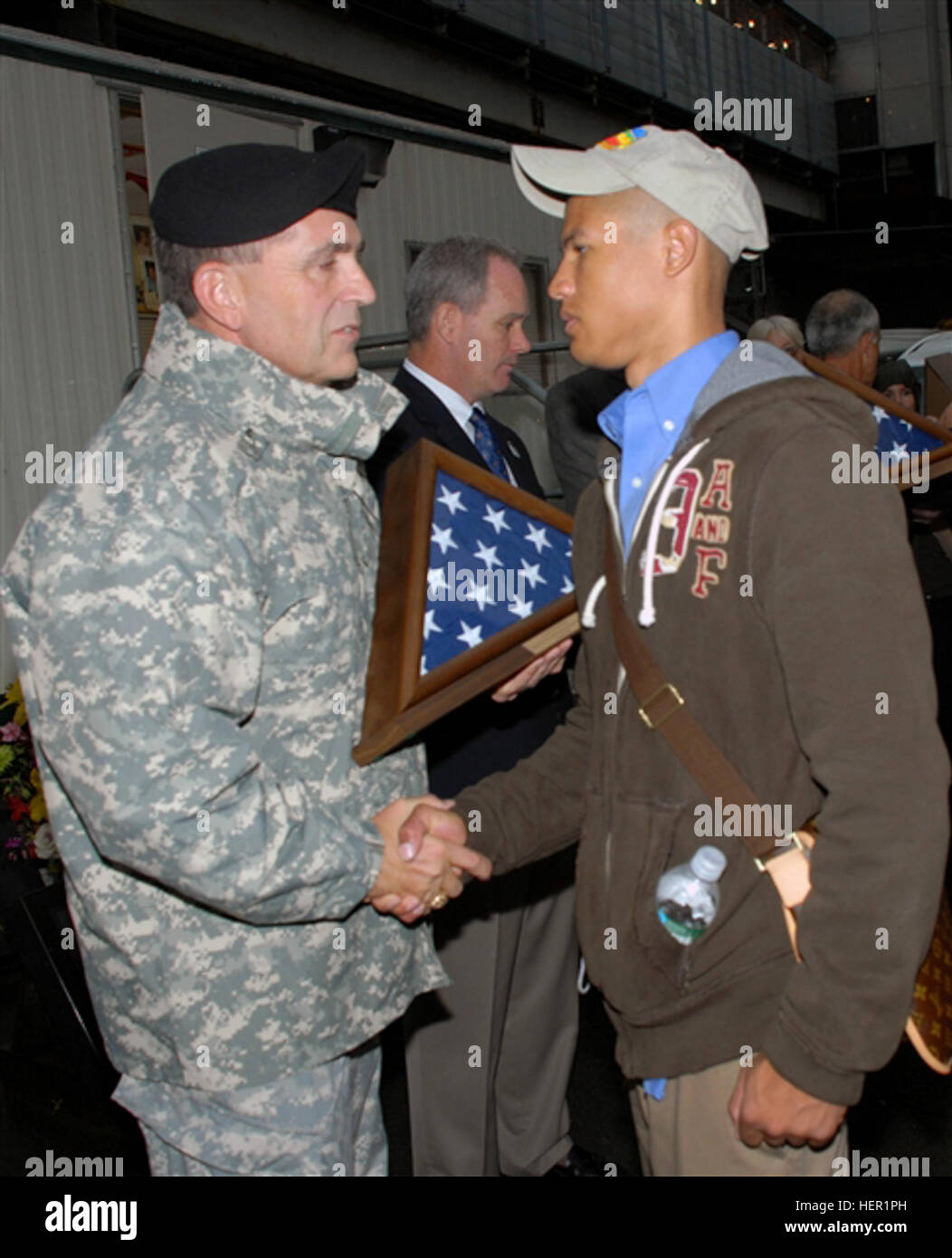 Gen. Peter W. Chiarelli, the Army's vice chief of staff, presents a ...