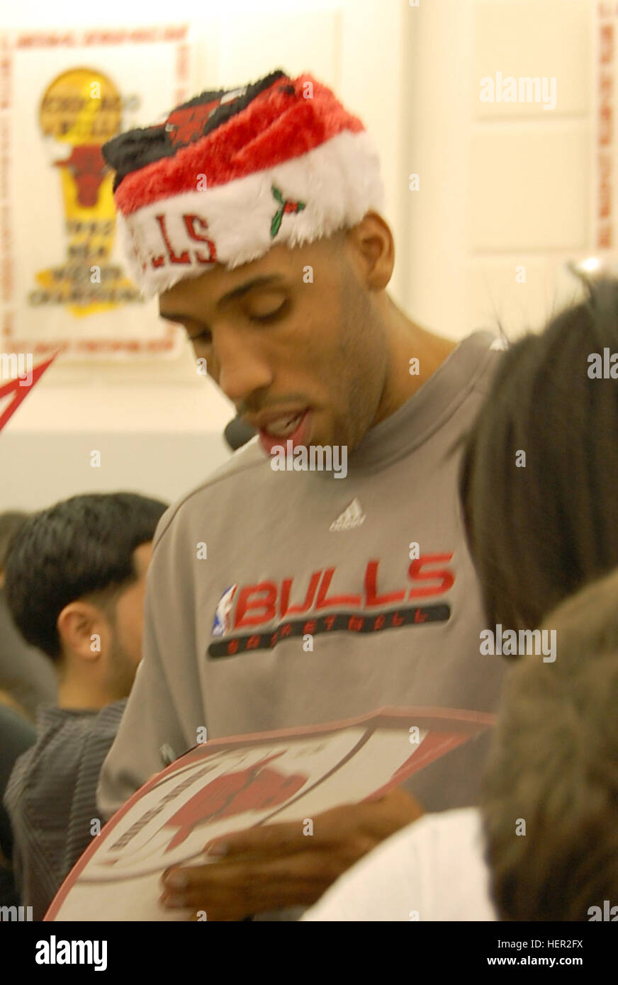 Chicago Bulls Power Forward/Center, Michael Ruffin, signs autographs ...
