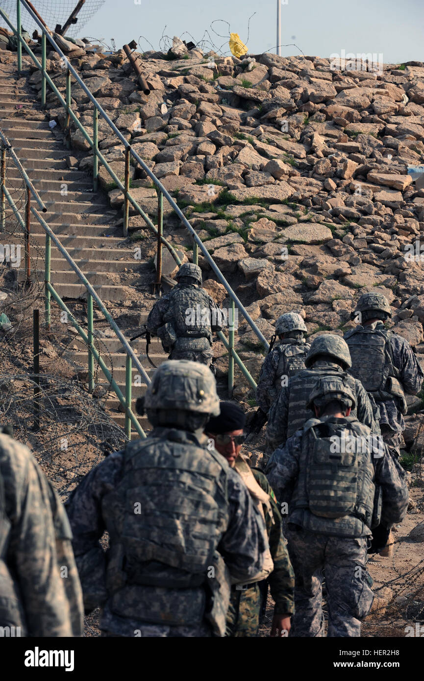 U.S. Soldiers from 2nd Battalion, 11th Field Artillery, 2nd Stryker ...