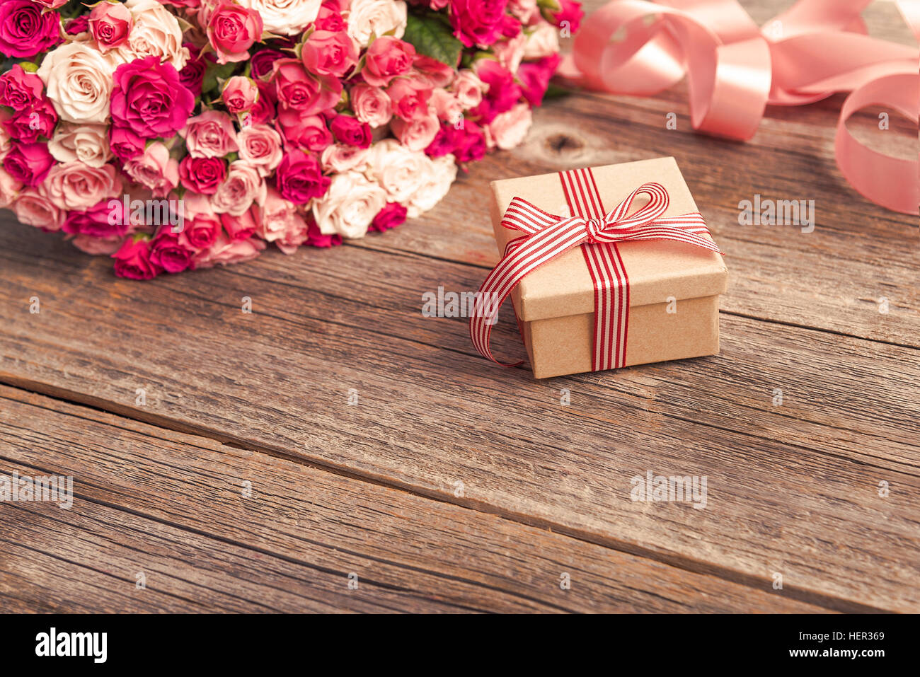 Bunch roses gift box hi-res stock photography and images - Alamy