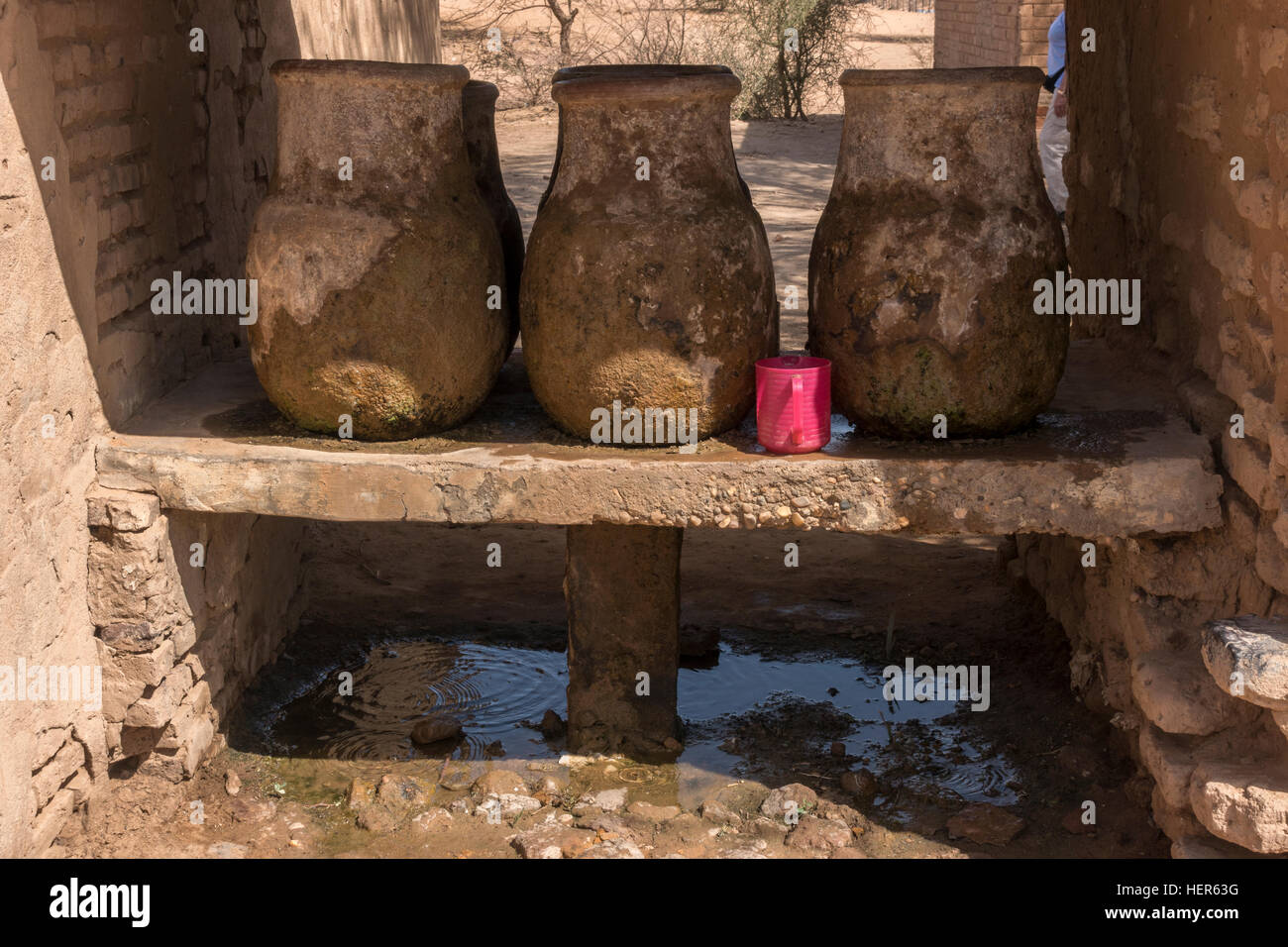 Clay water pot africa hi-res stock photography and images - Alamy