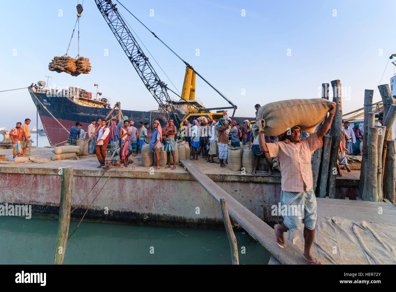 Men unloading ship with rice in the at karnaphuli river hi-res stock ...