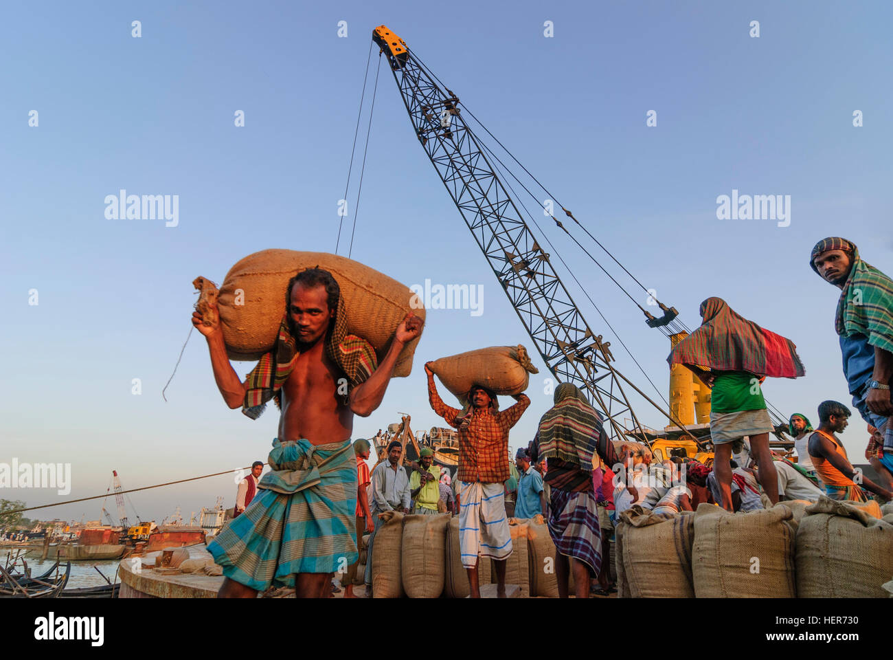 Men unloading ship with rice in the at karnaphuli river hi-res stock ...