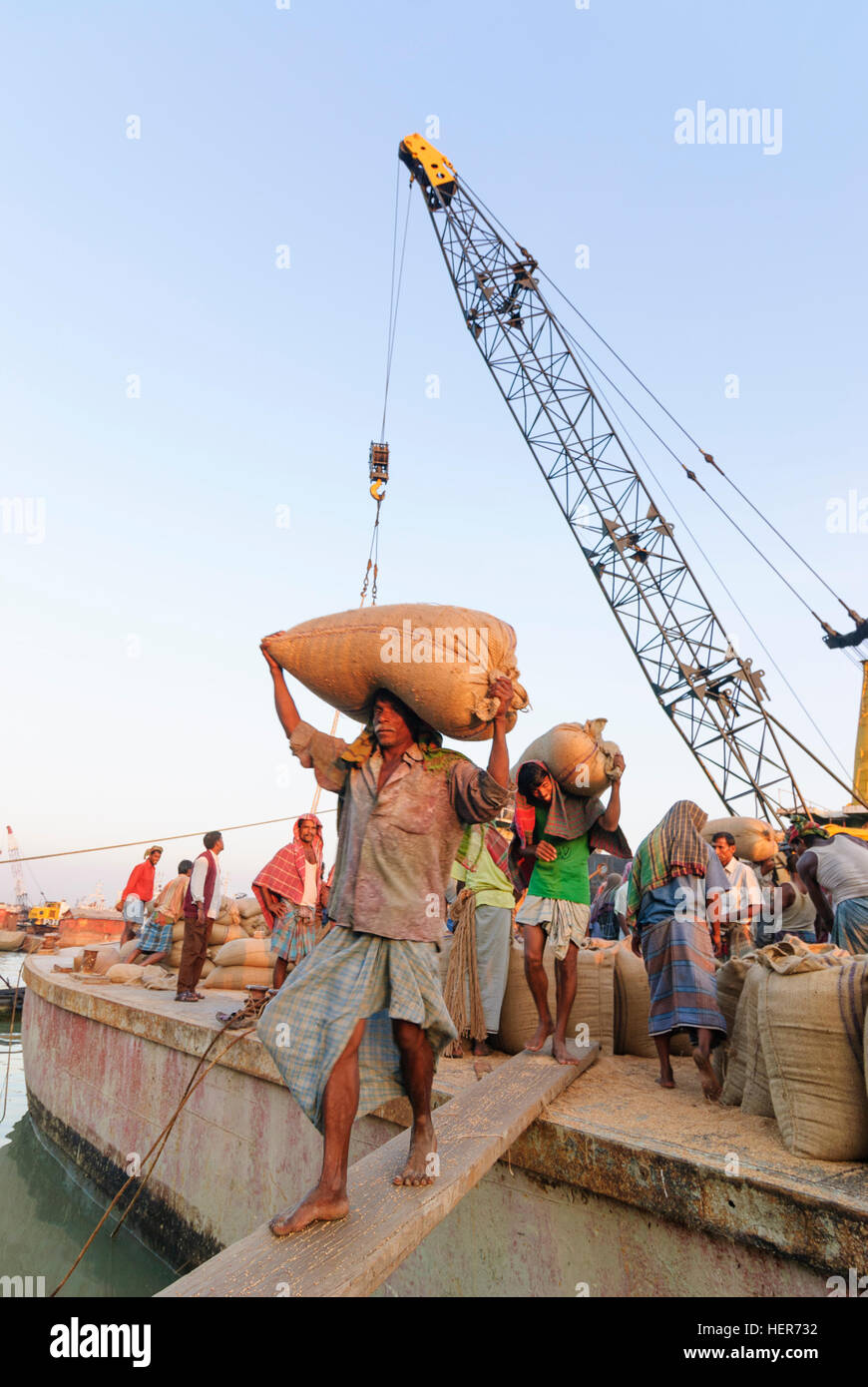Men unloading ship with rice in the at karnaphuli river hi-res stock ...