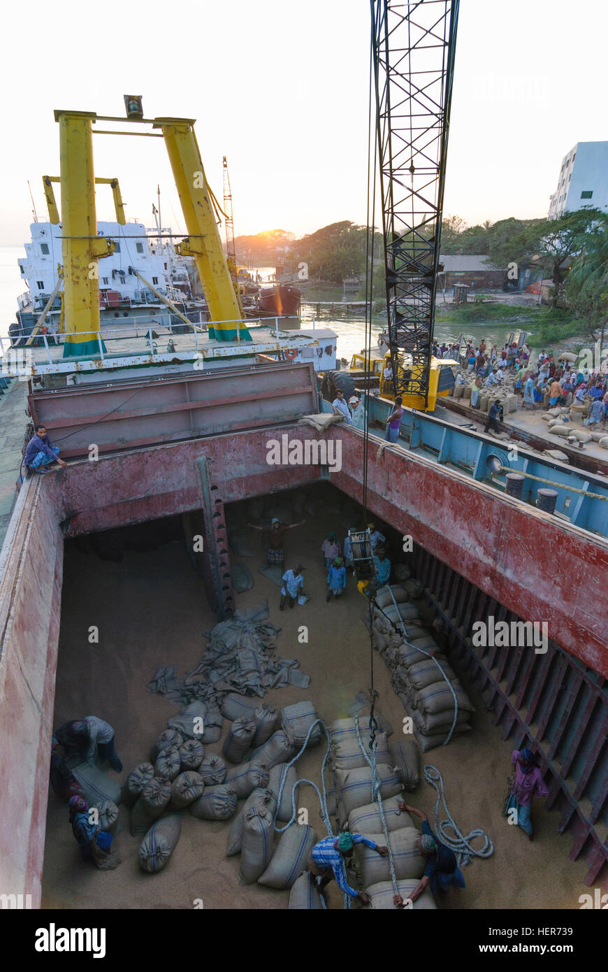 Men unloading ship with rice in the at karnaphuli river hi-res stock ...