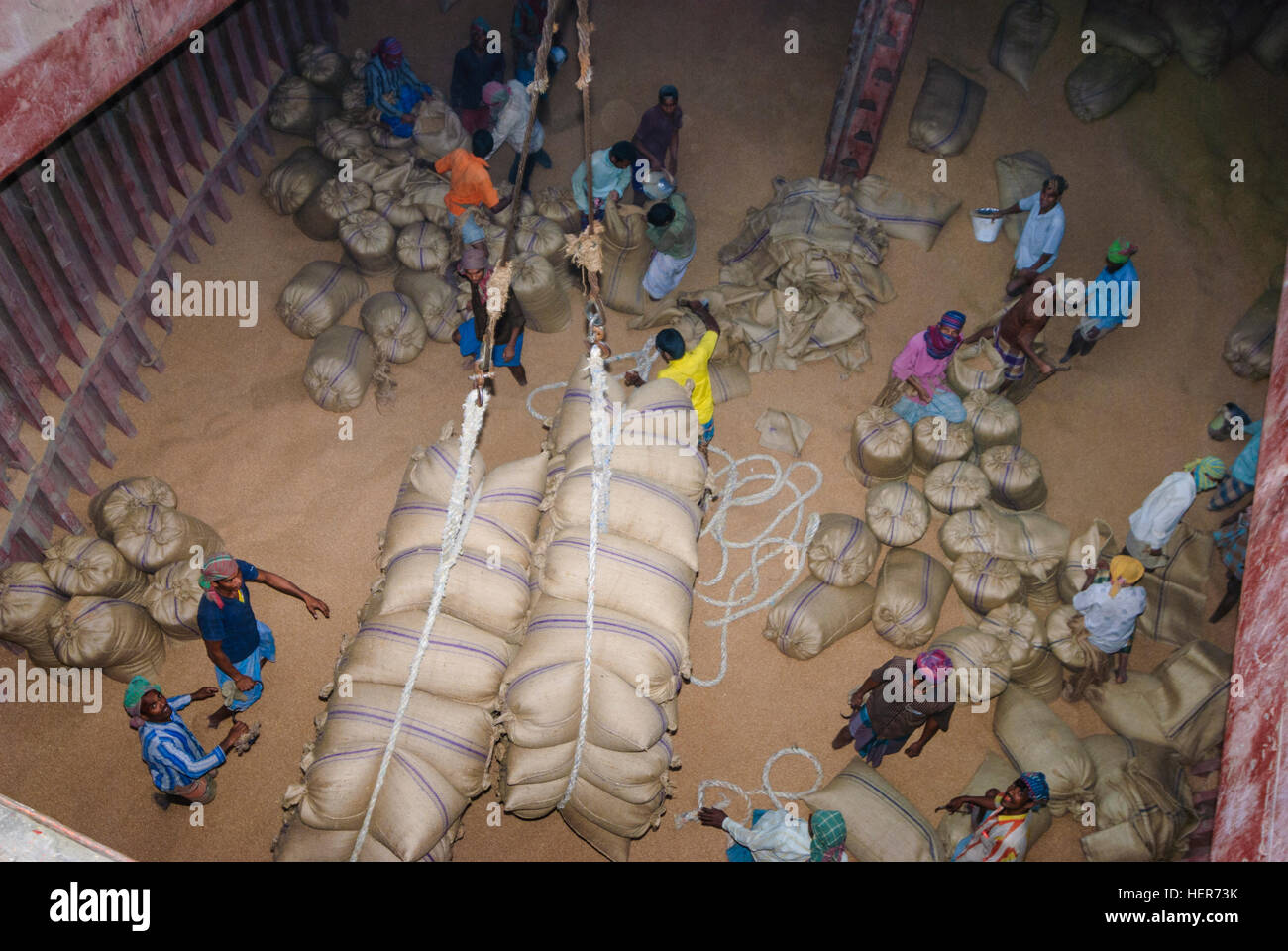 Men unloading ship with rice in the at karnaphuli river hi-res stock ...