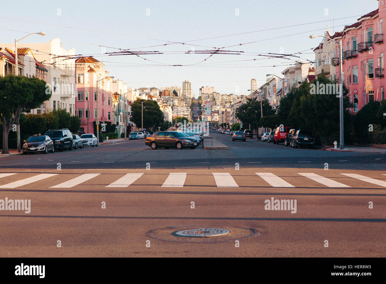 Streets of San Francisco big junction at the Marina Bay, Pinke houses ...