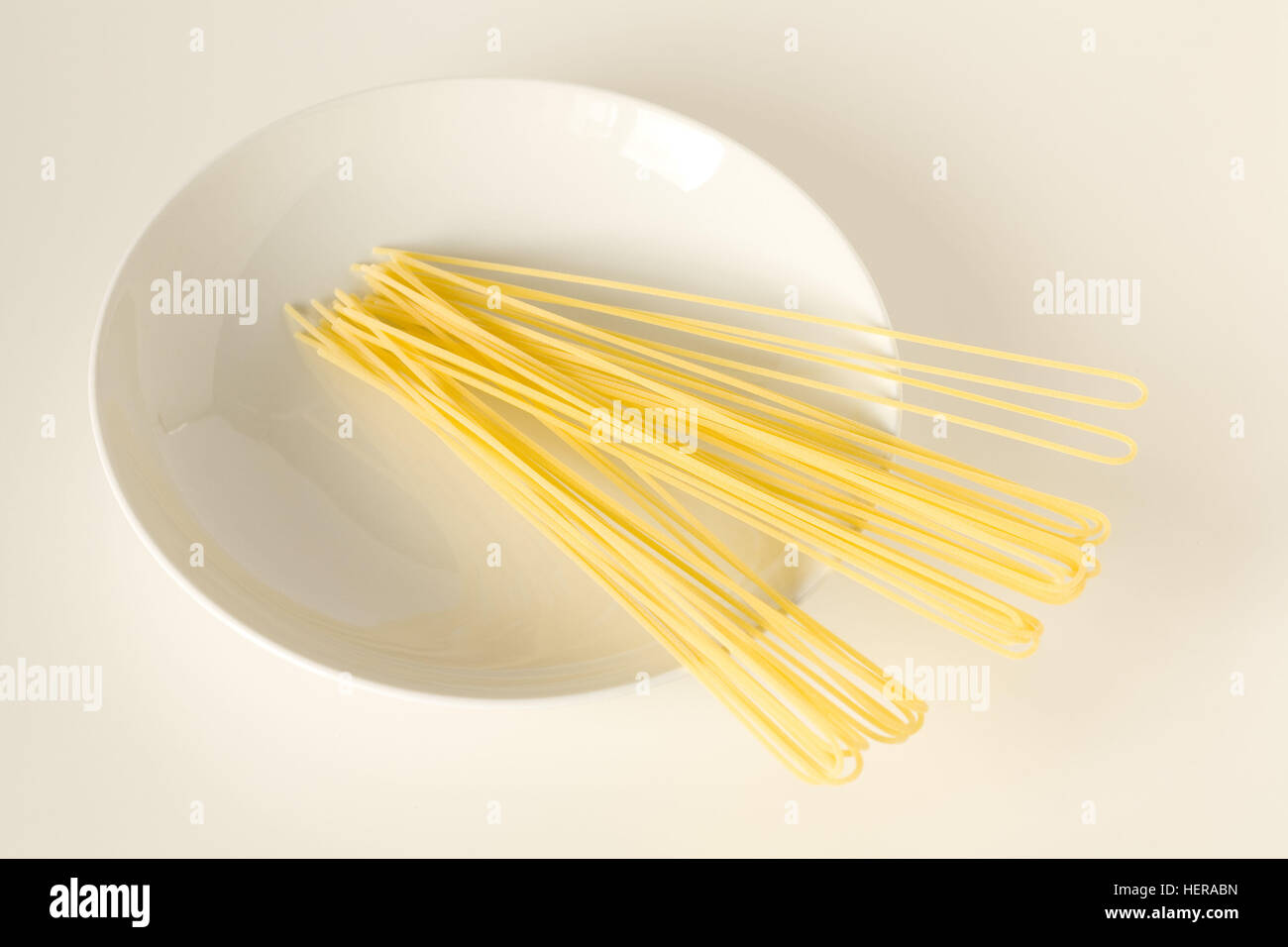 Spaghetti auf weißem Teller Stock Photo - Alamy