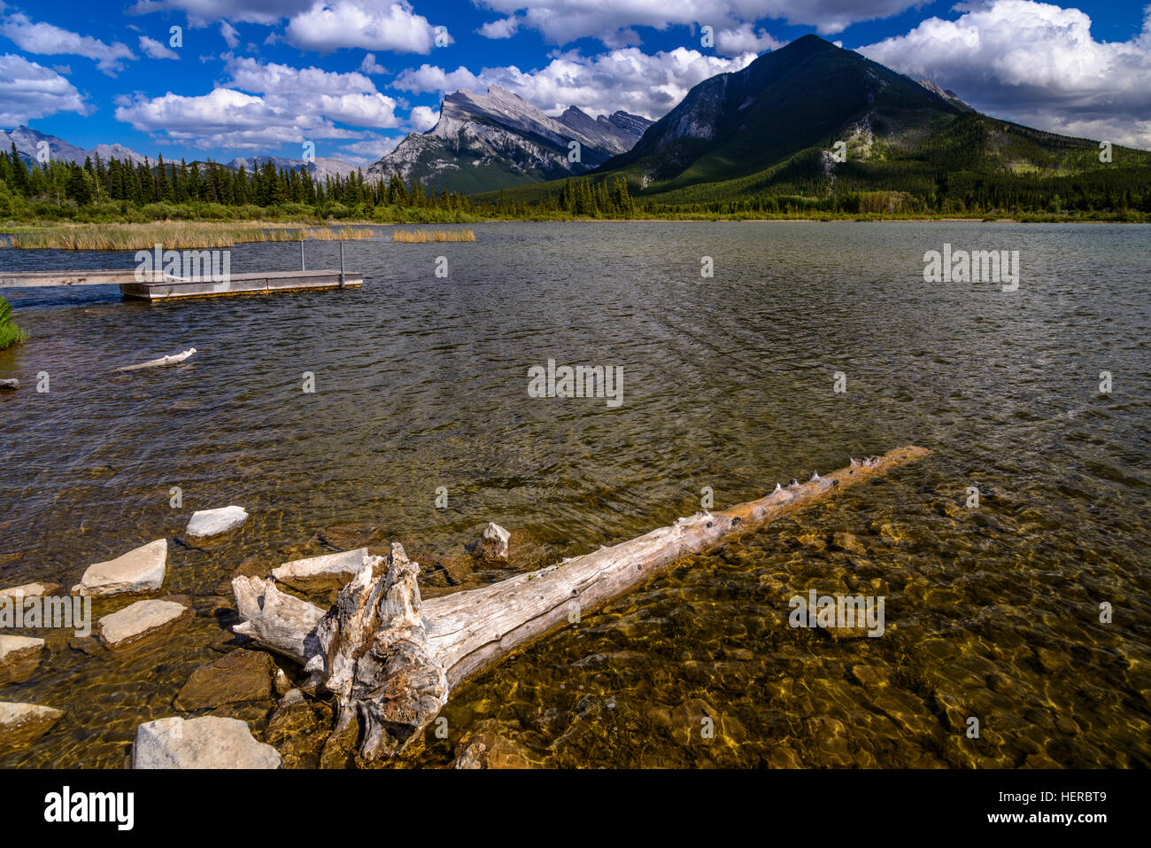 Kanada, Alberta, Banff National Park, Banff, Vermilion Lakes gegen ...