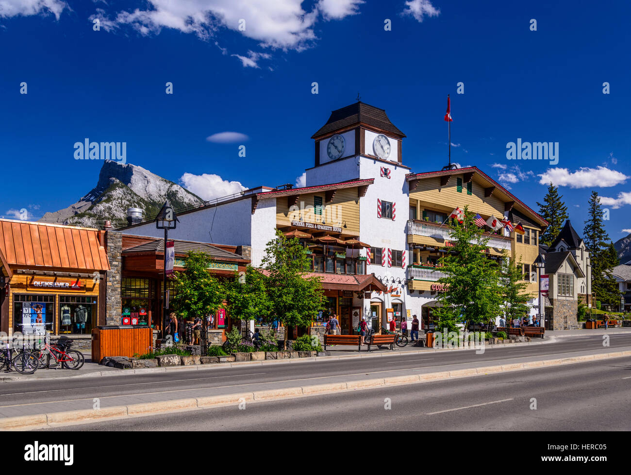 Kanada, Alberta, Banff National Park, Banff, Banff Avenue, Clock Tower ...