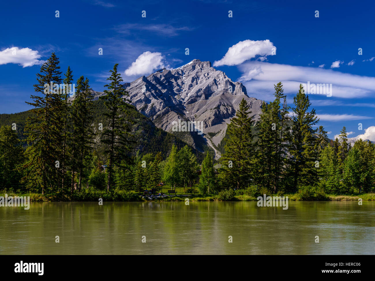 Kanada, Alberta, Banff National Park, Banff, Bow River gegen Cascade ...