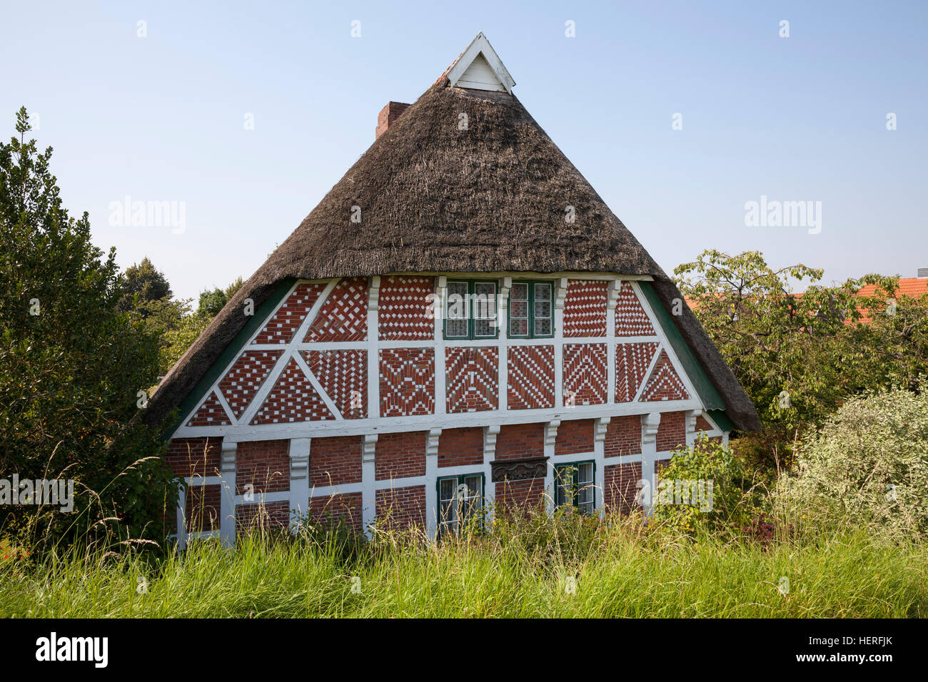 Half timbered thatched cottage hi-res stock photography and images - Alamy
