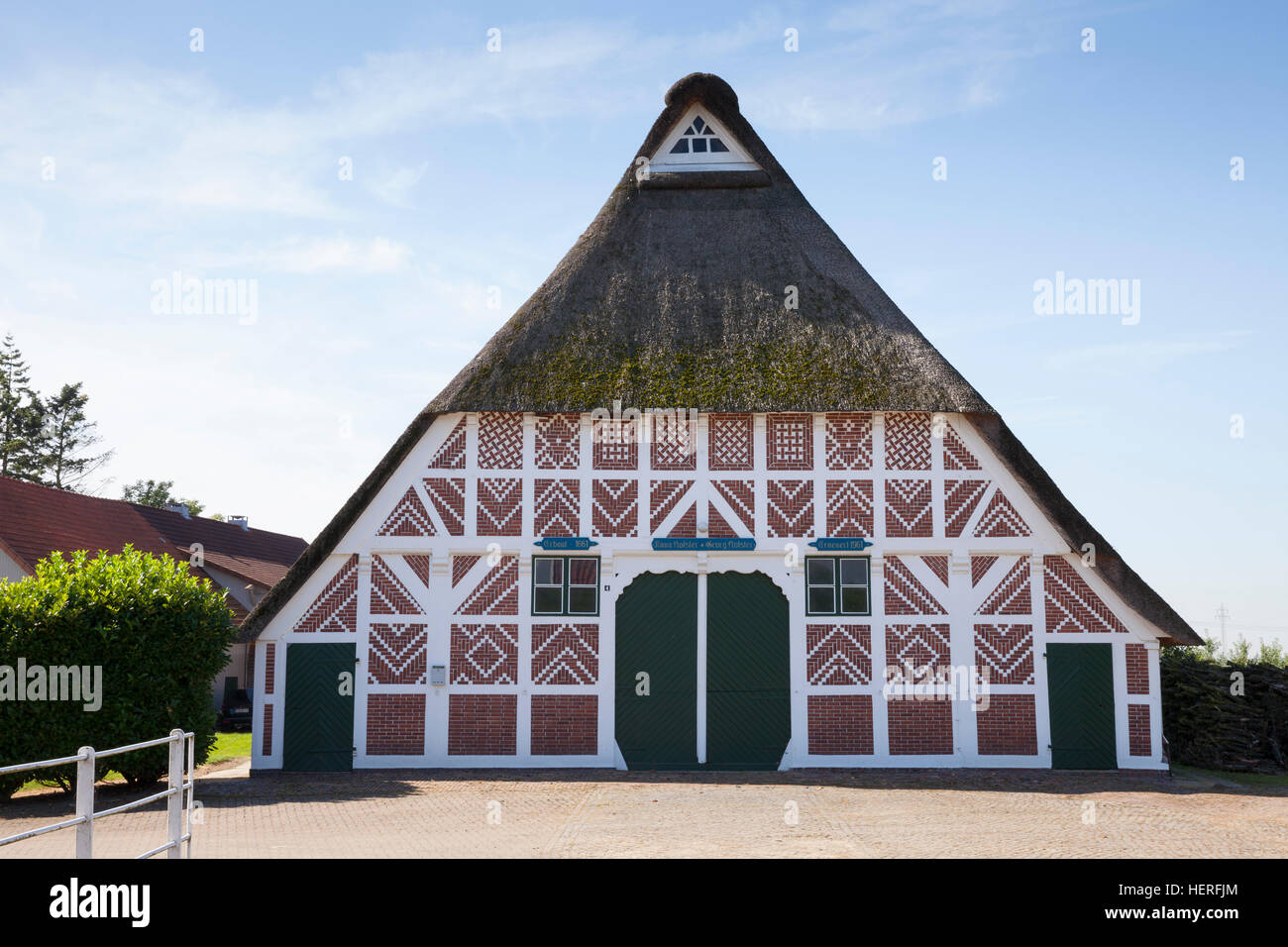 Half timbered thatched cottage hi-res stock photography and images - Alamy
