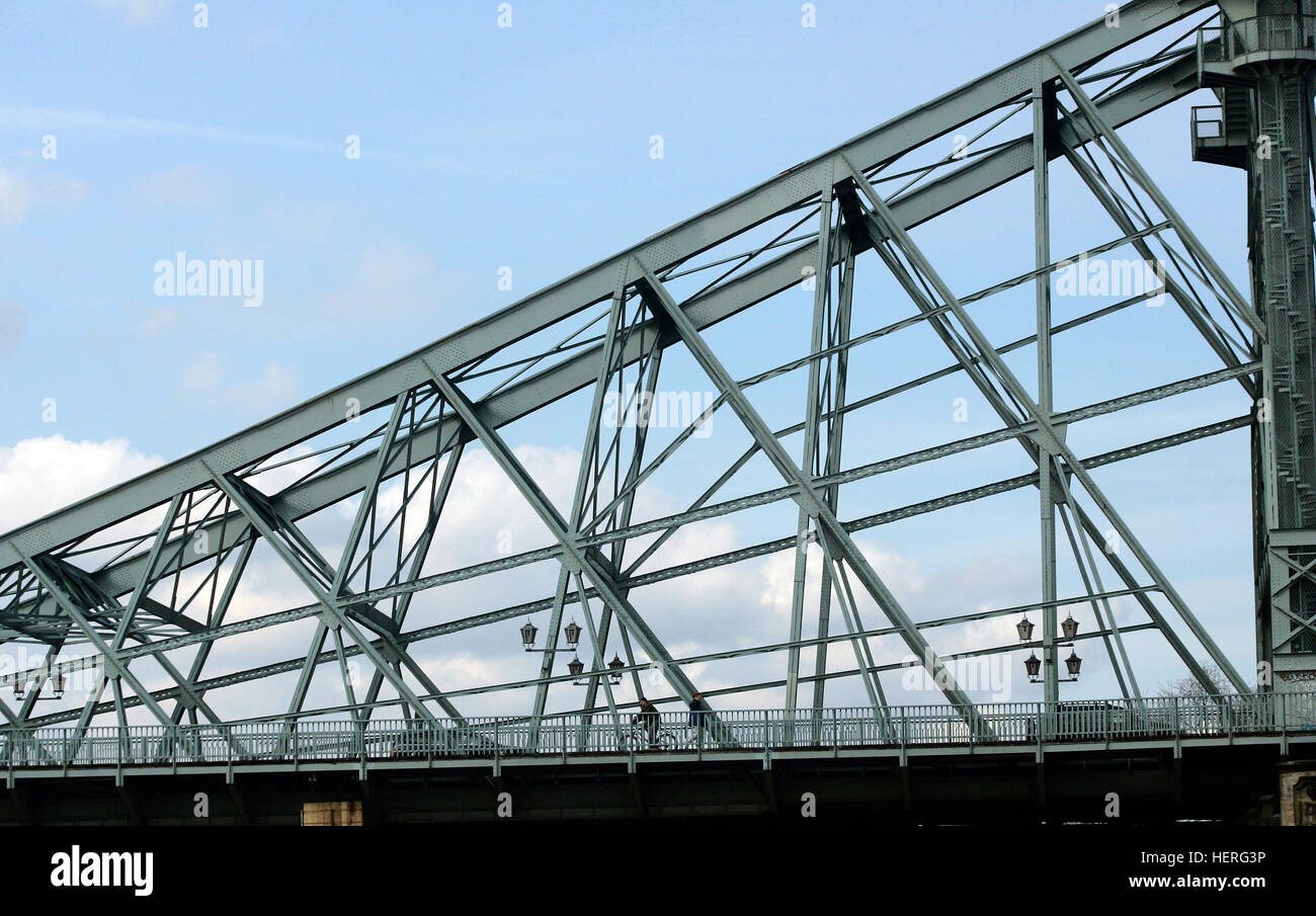 Cantilever truss hi-res stock photography and images - Alamy