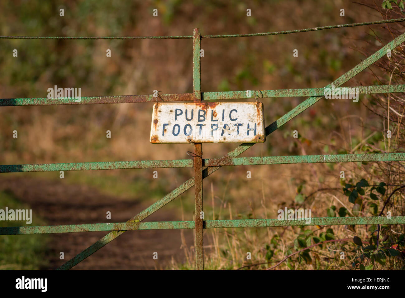 Old gate with closed sign hi-res stock photography and images - Alamy