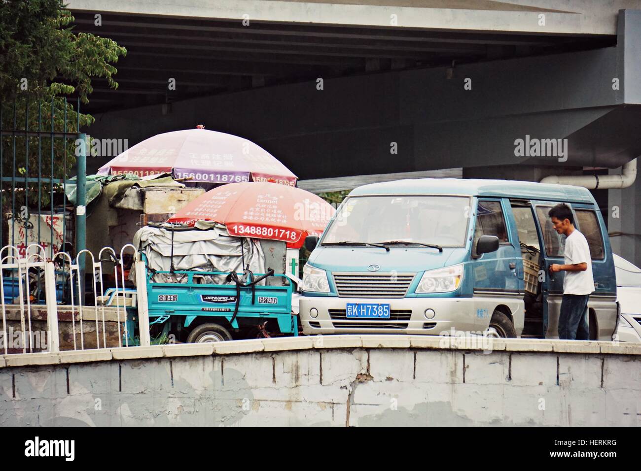 Man loading van hi-res stock photography and images - Alamy