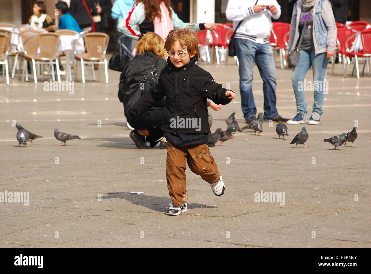 Boy runs scaring pigeons hi-res stock photography and images - Alamy