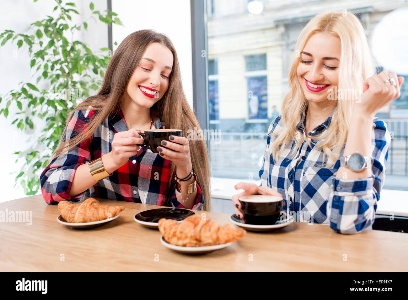 Friends at the cafe Stock Photo - Alamy