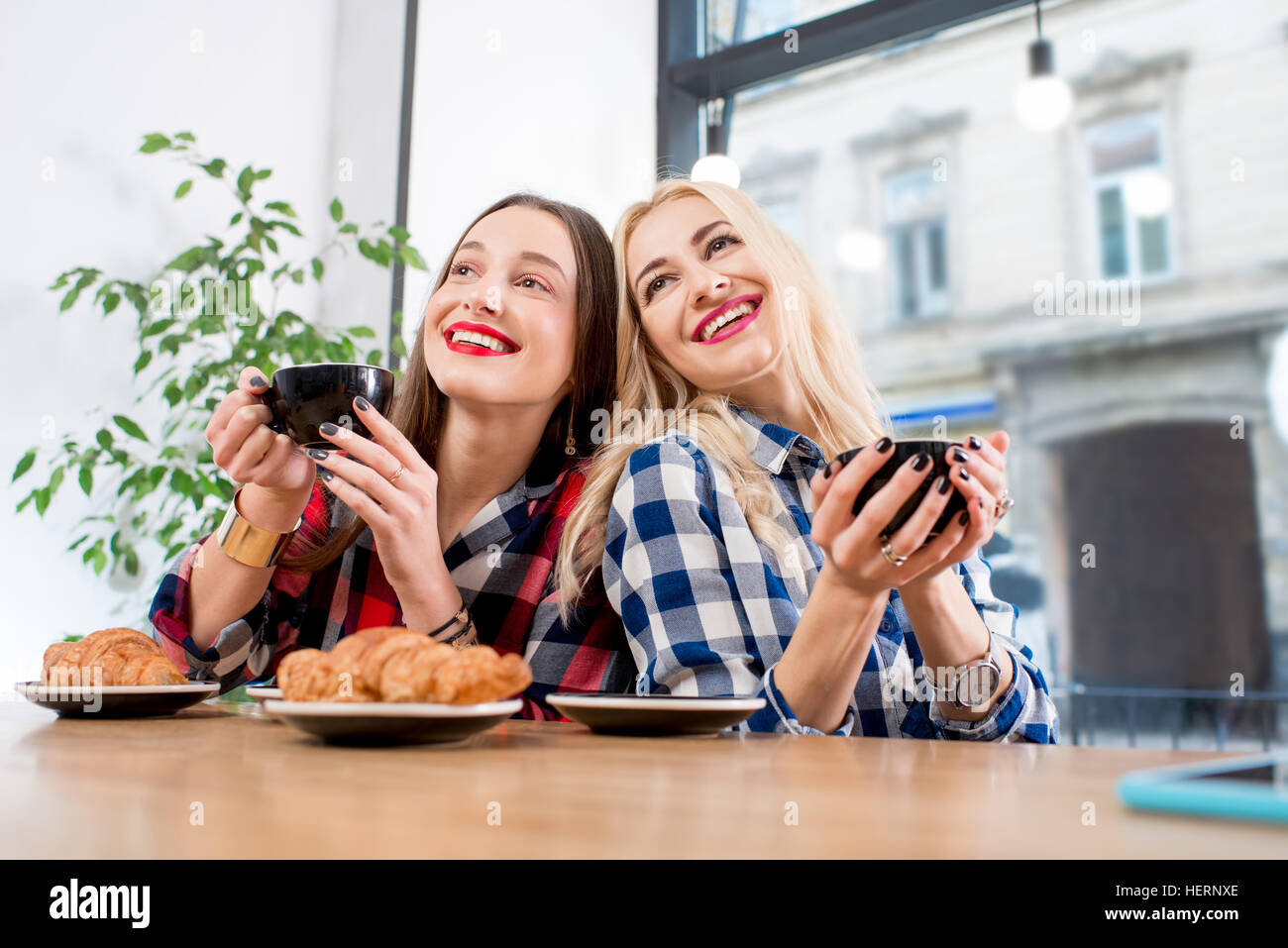 Friends at the cafe Stock Photo - Alamy