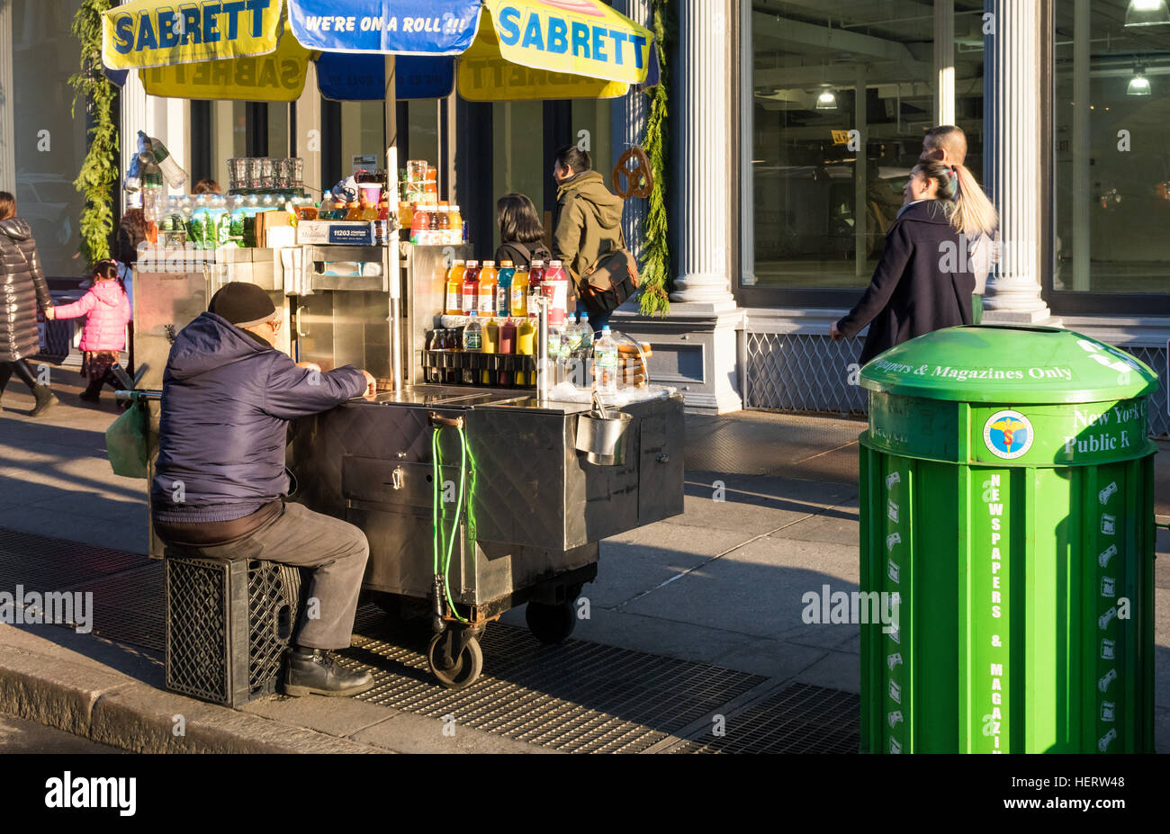 Sabrett hot dog cart on a New York City street Stock Photo - Alamy