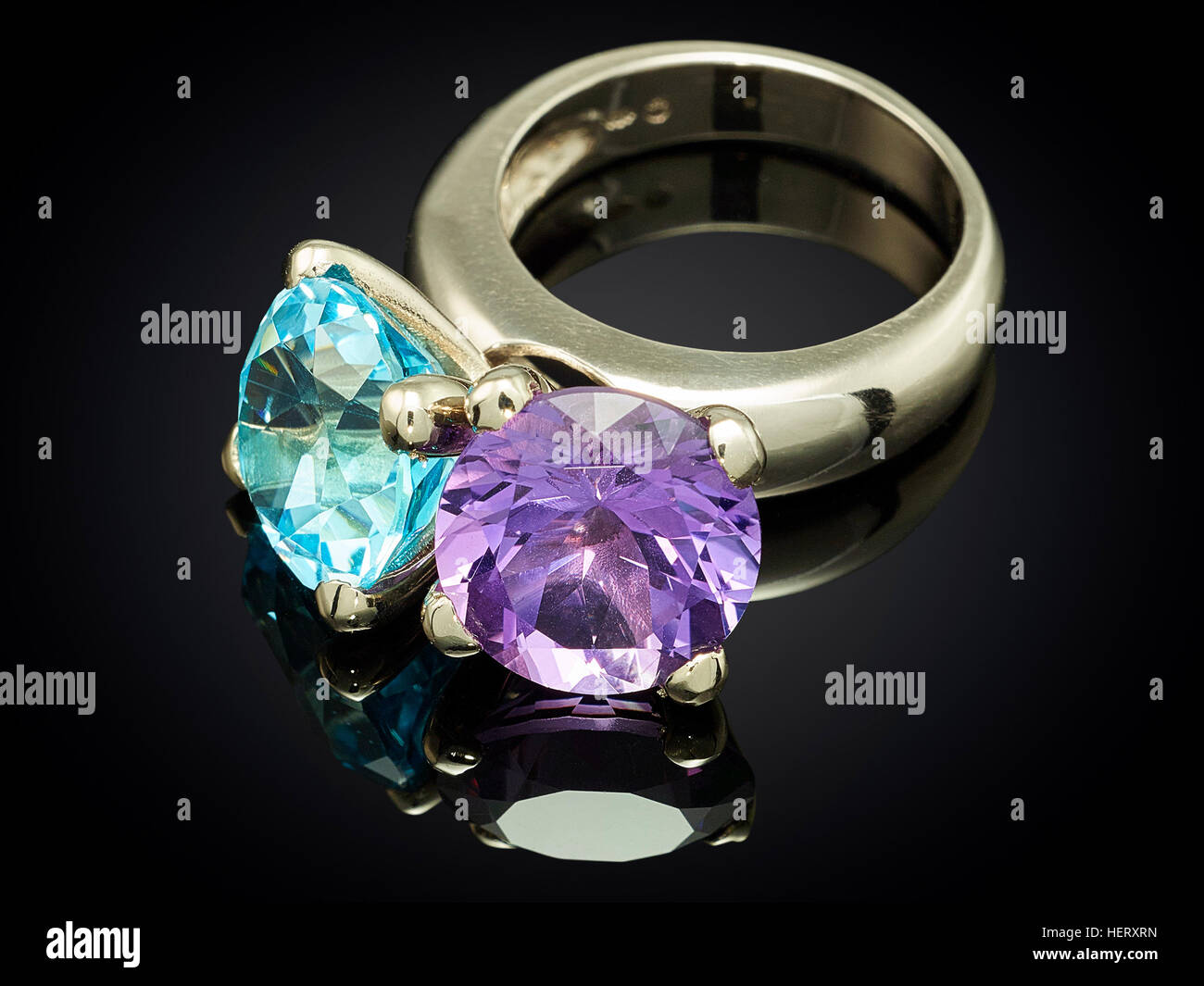 Silver diamond background hi-res stock photography and images - Alamy