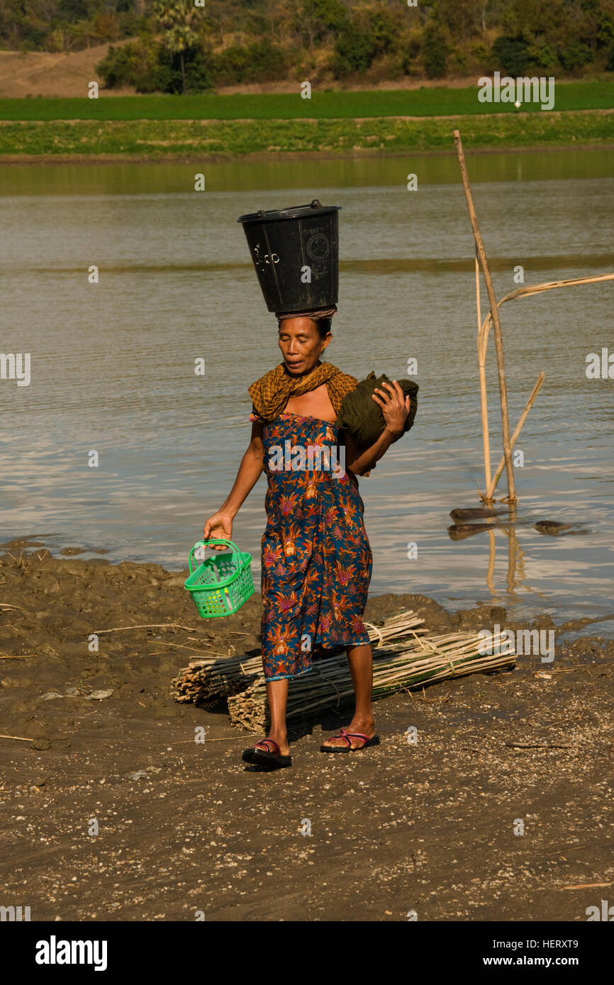 ASIA, MYANMAR (BURMA), Sagaing Division, Mingkin, Chindwin River, Kan ...