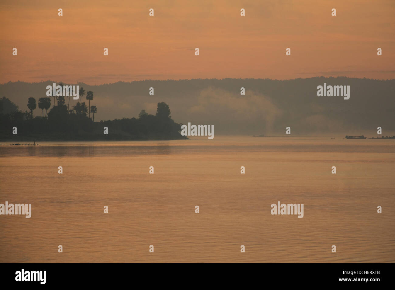 ASIA, MYANMAR (BURMA), Sagaing Division, Chindwin River, river at ...