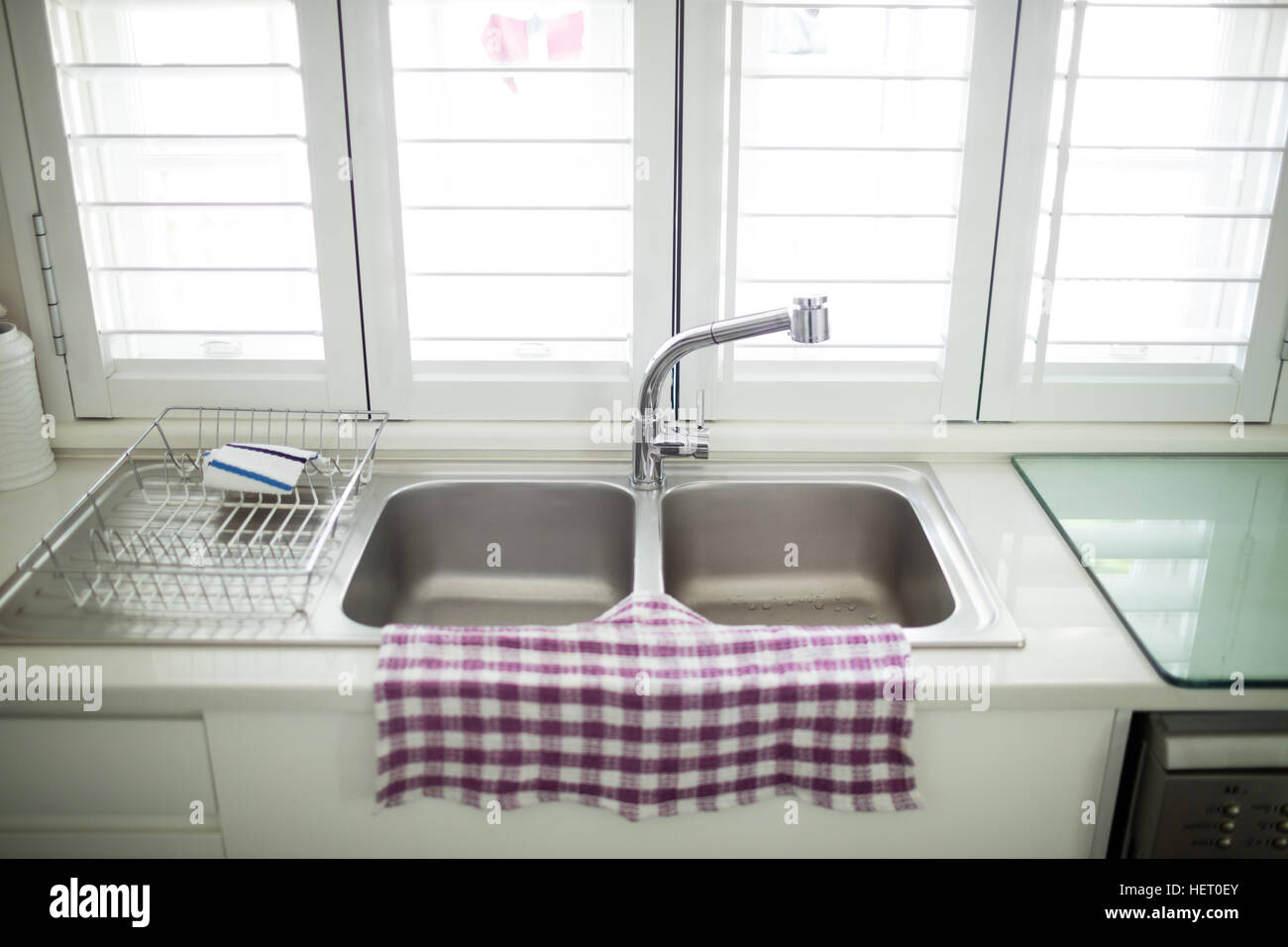 Empty room bed sink hi-res stock photography and images - Alamy