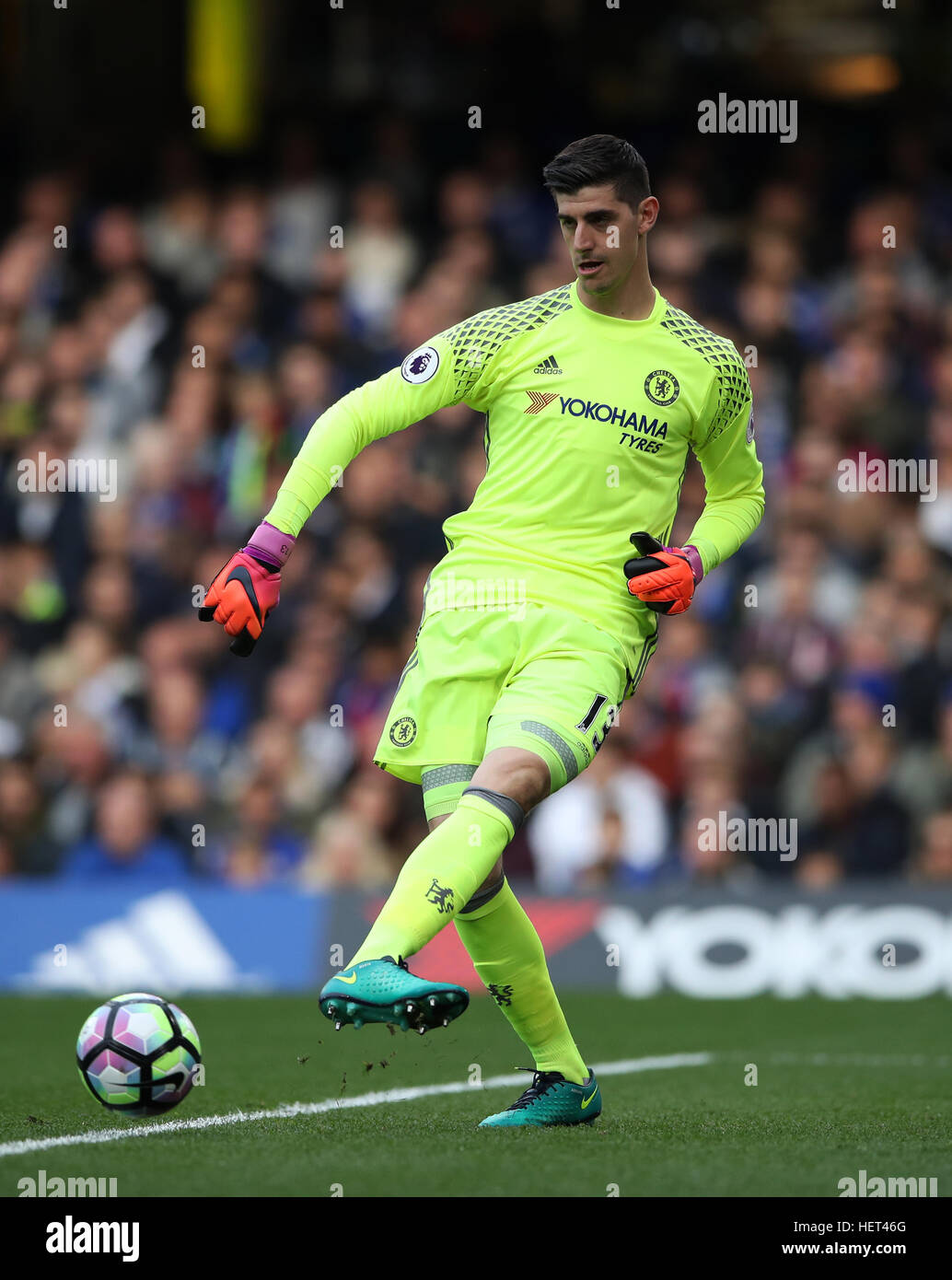 Chelsea goalkeeper Thibaut Courtois Stock Photo - Alamy