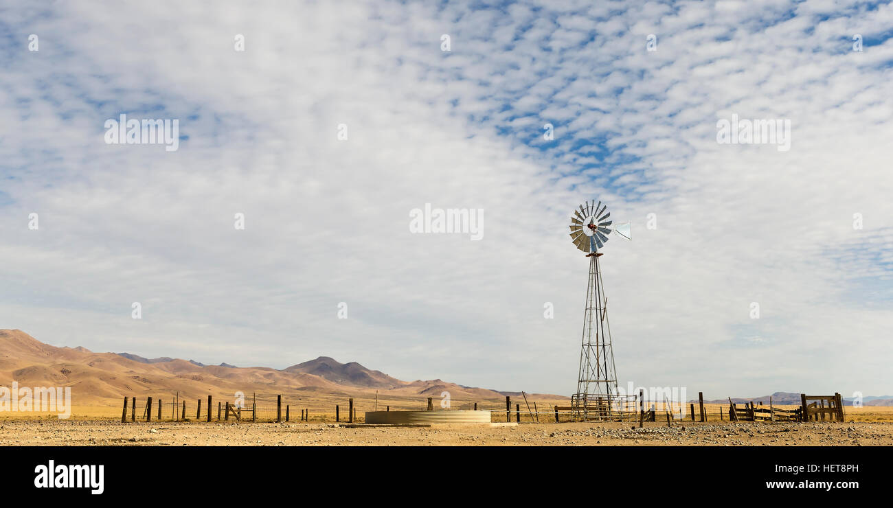 Abandoned farm windmill hi-res stock photography and images - Alamy
