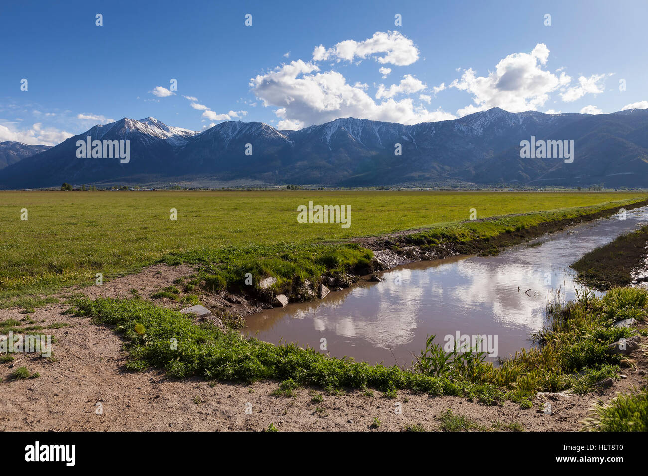 Irrigation channel farming hi-res stock photography and images - Alamy