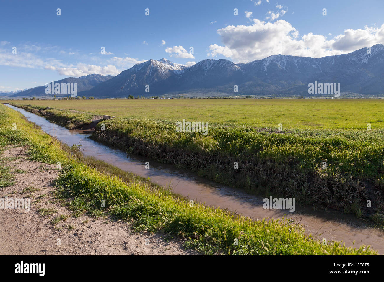 Irrigation channel farming hi-res stock photography and images - Alamy