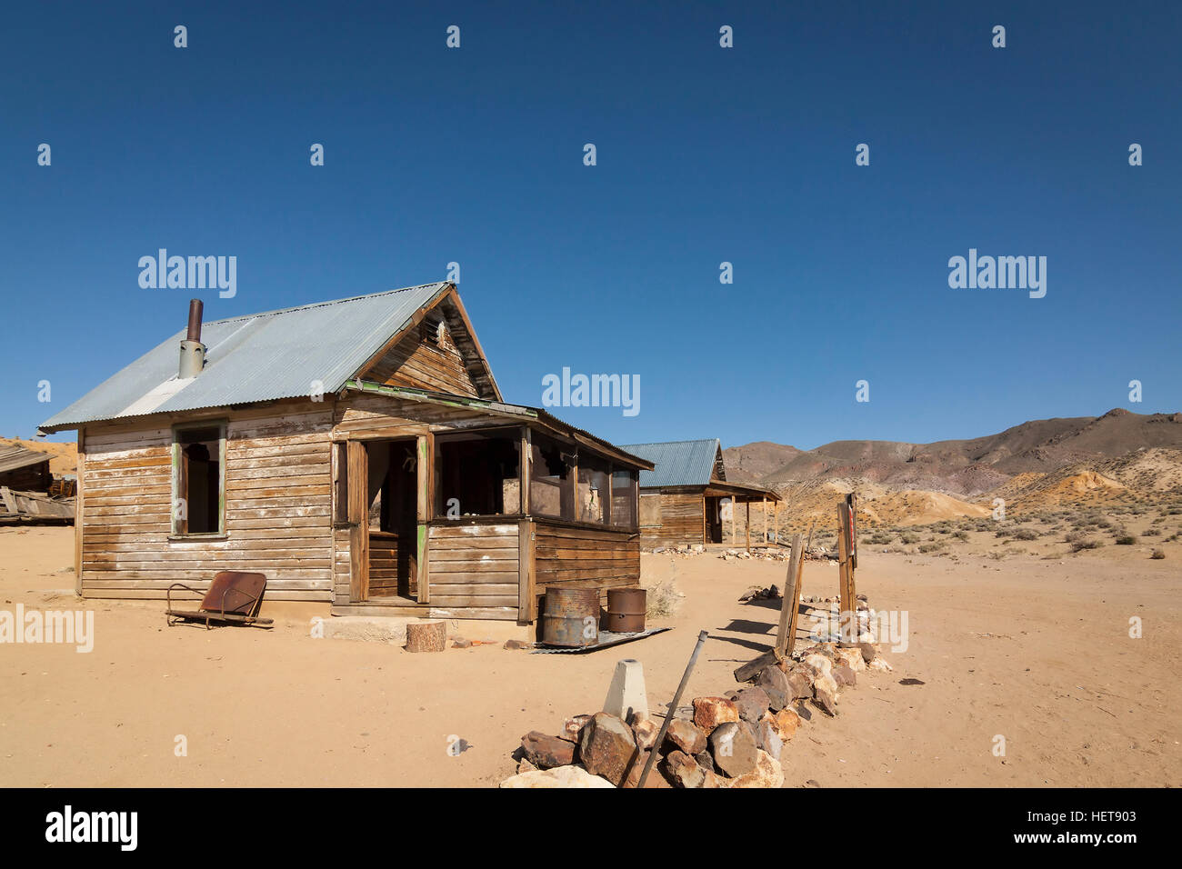 Old abandoned house in desert hi-res stock photography and images - Alamy