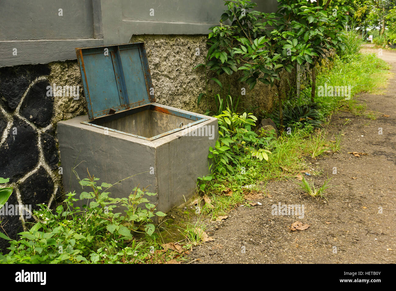 Cement rubbish bin hi-res stock photography and images - Alamy