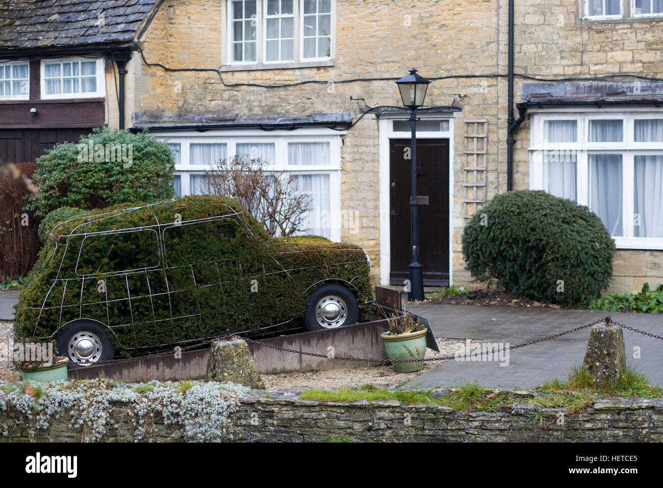 Car shaped building hi-res stock photography and images - Alamy