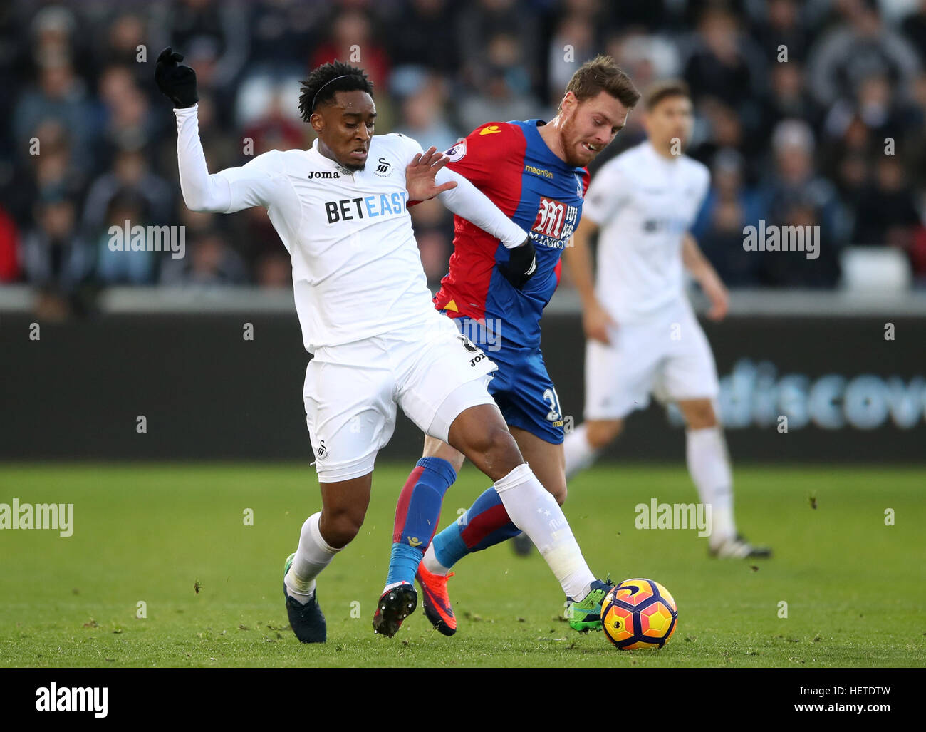 Crystal palaces connor wickham battle hi-res stock photography and ...