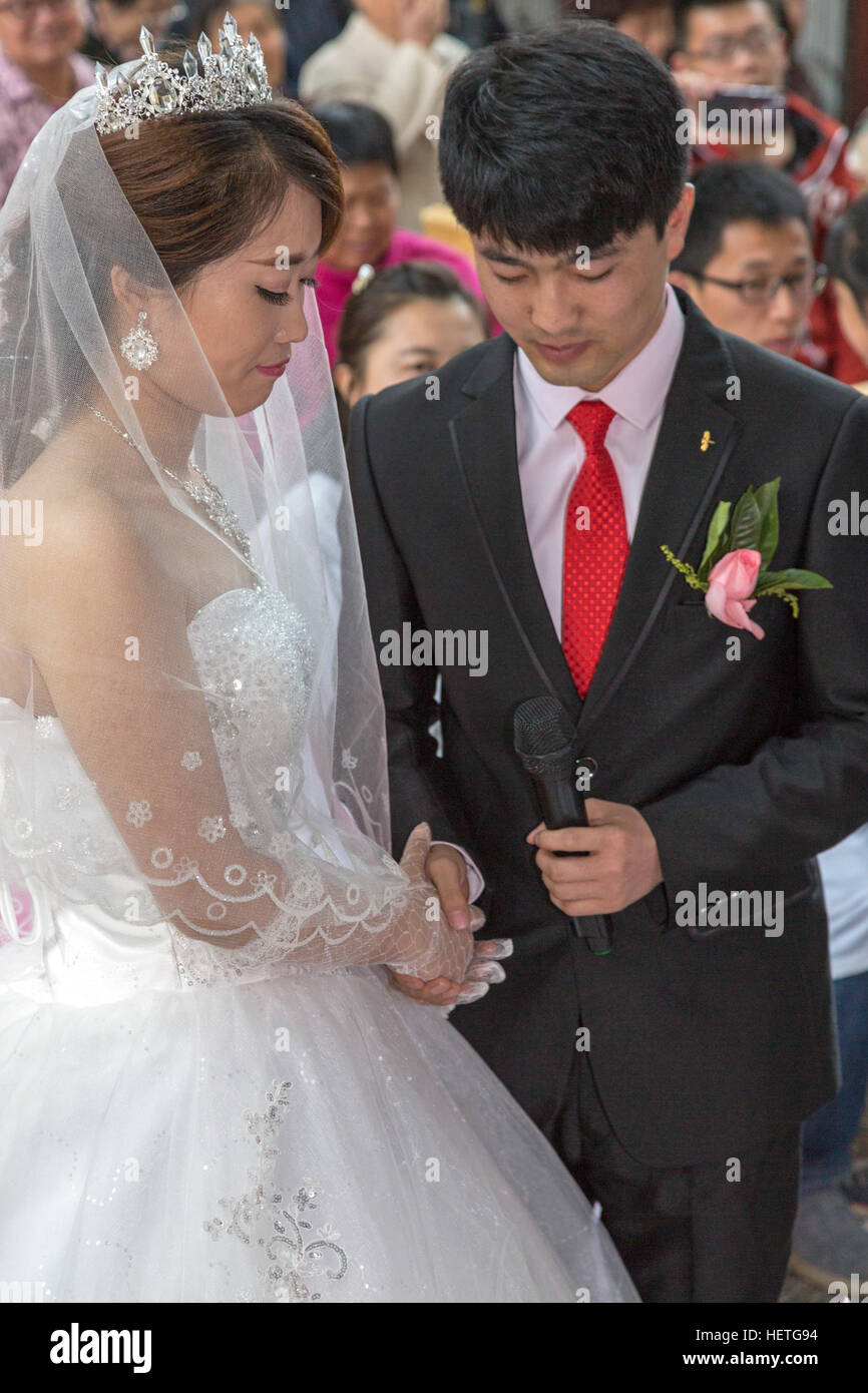 China wedding bride groom ceremony hi-res stock photography and images ...